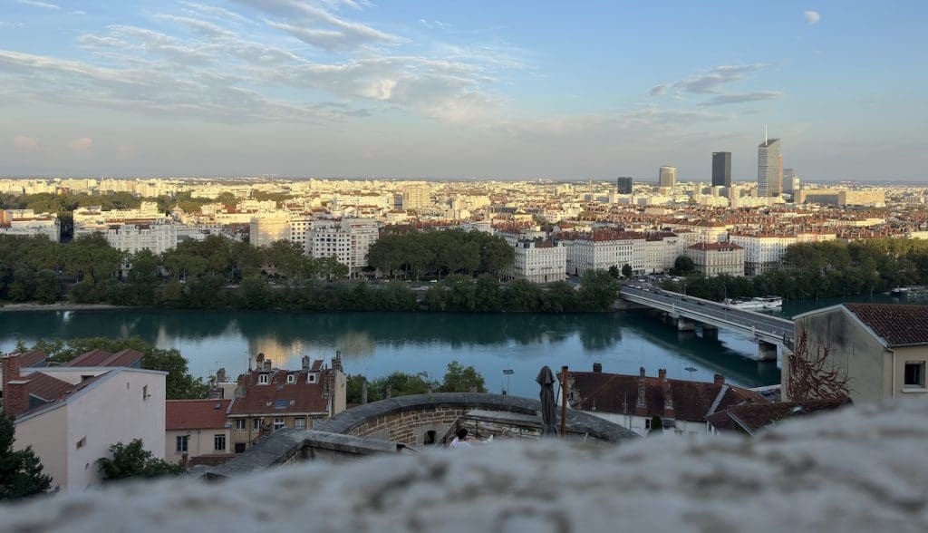 Lyon : L'Hôtel Fort Saint-Laurent dévoile sa terrasse avec vue ...